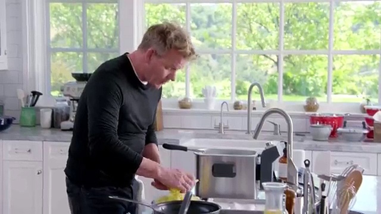 Gordon Ramsay Demonstrates How To Make The Perfect Fish & Chips ...