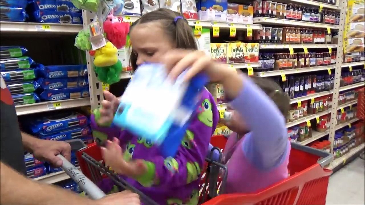 Bad Baby Real Food Fight Victoria vs Annabelle & Freak Daddy Toy Freaks ...