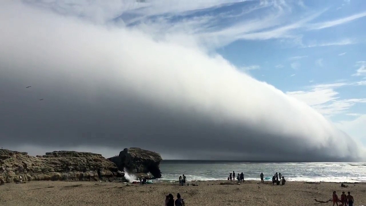 Impressionnant : une énorme vague de nuages déferle sur la mer ...