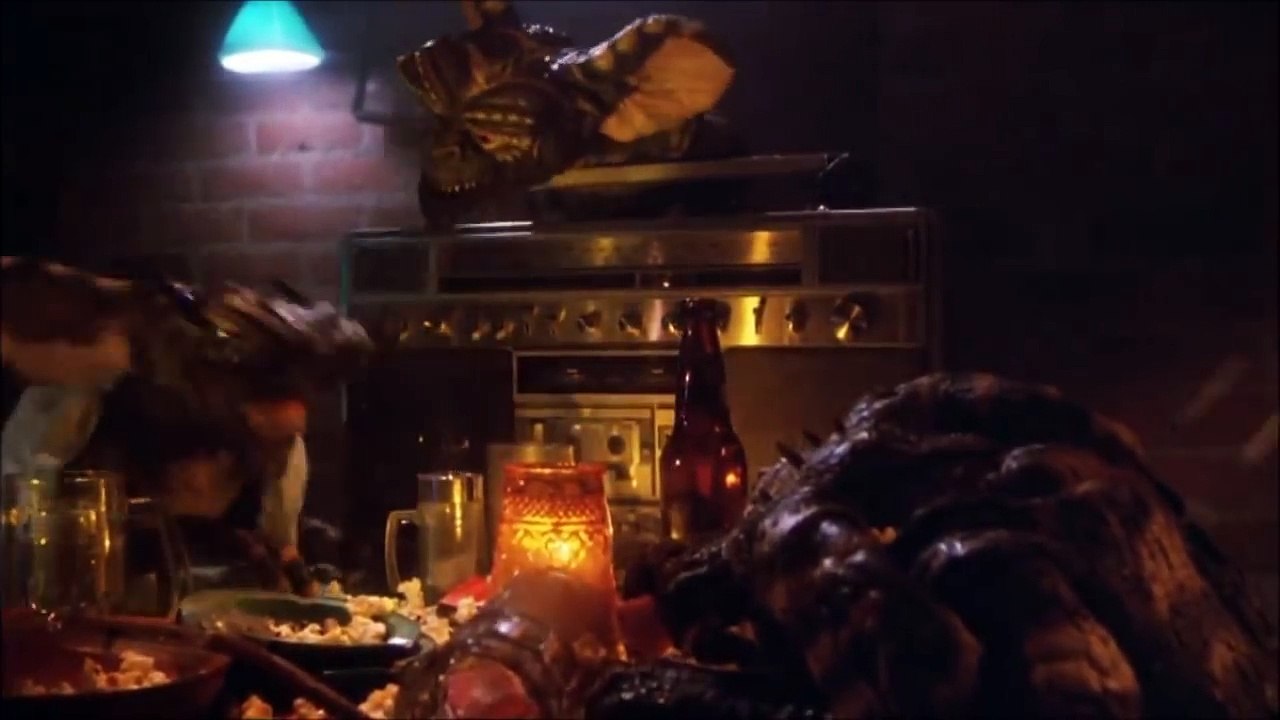 Gremlins (1984) : scène dans le bar avec les Gremlins - Vidéo Dailymotion