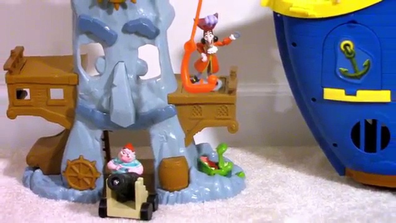 JAKE AND THE NEVERLAND PIRATES TOYS Jake and ship Bucky battle Hook in ...