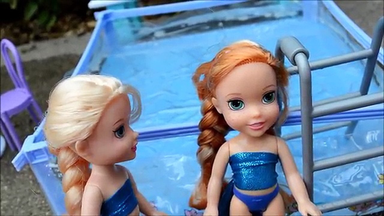 Elsa And Anna Toddlers Swimming At My Little Pony Pool Party! Annia and ...