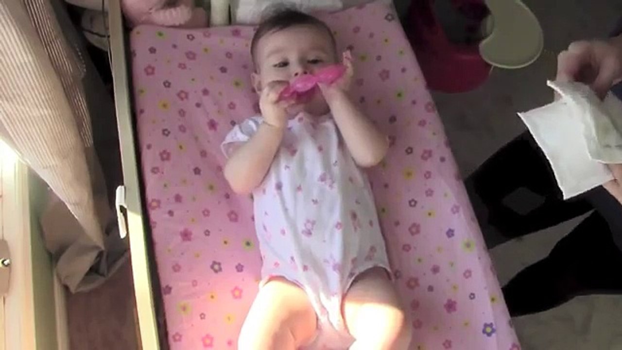 Changing a Babys Diaper: How To - Vídeo Dailymotion