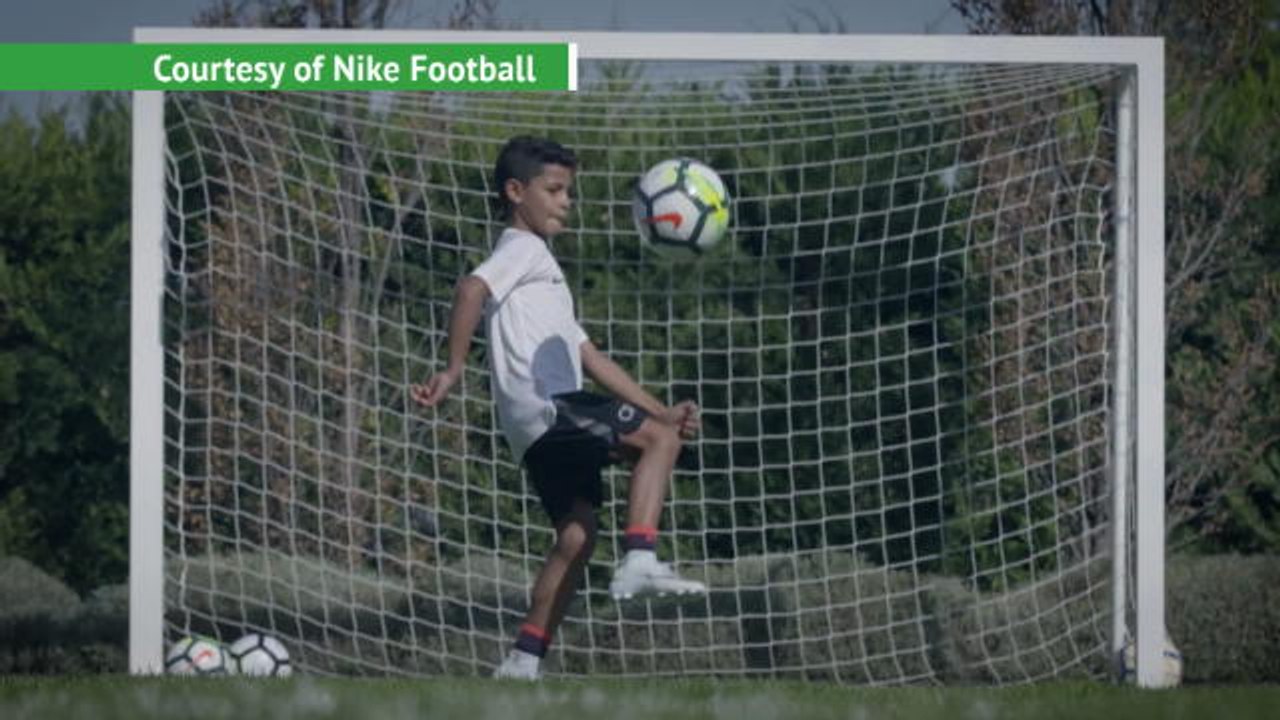 Ronaldo - senior and junior - show off their skills - video Dailymotion