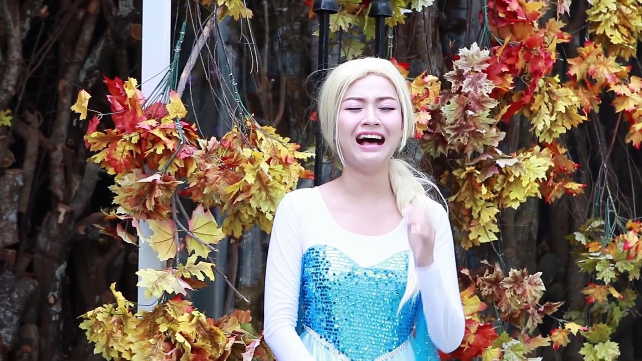 Is Spiderman Kissing Superwoman ! with Frozen Elsa & Anna, Pink ...