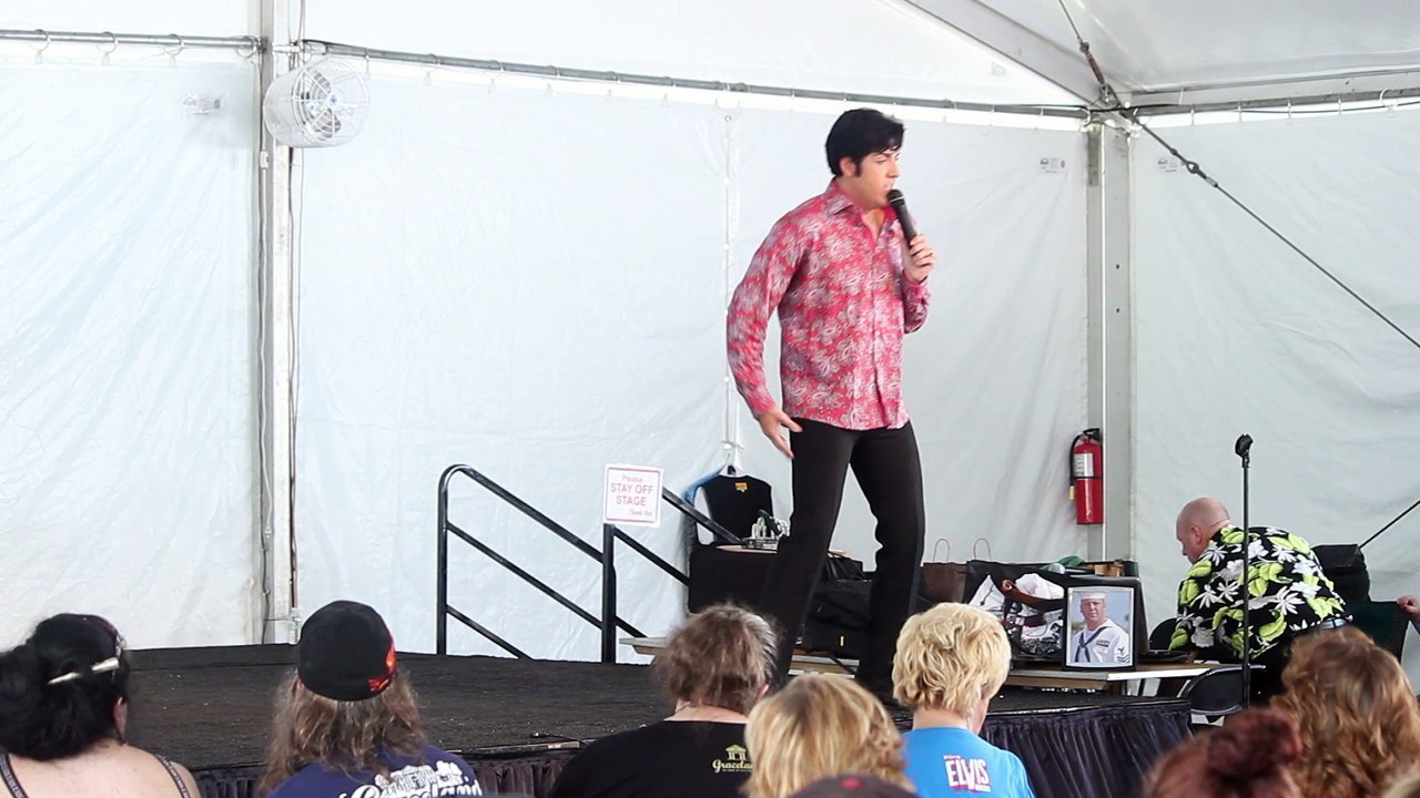Austin Irby sings 'A Little Less Conversation' Elvis Week 2017 - video ...