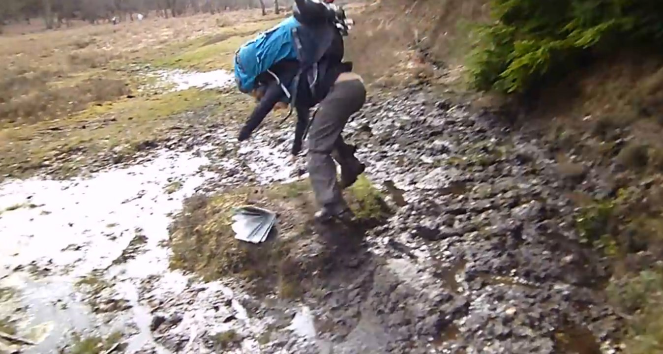 Girl Falls Face-First Into Mud - Vidéo Dailymotion