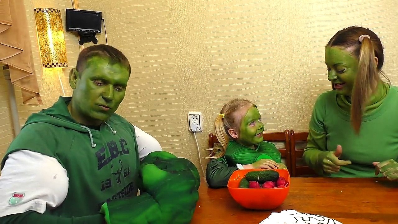 Bad Baby Hulk & Hulk Mom vs Hulk Dad Бешеная Семья ХАЛКОВ Food Fight ...