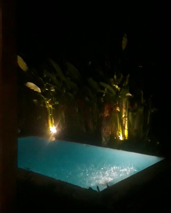 Lightning Strikes Pool During Storm - video Dailymotion