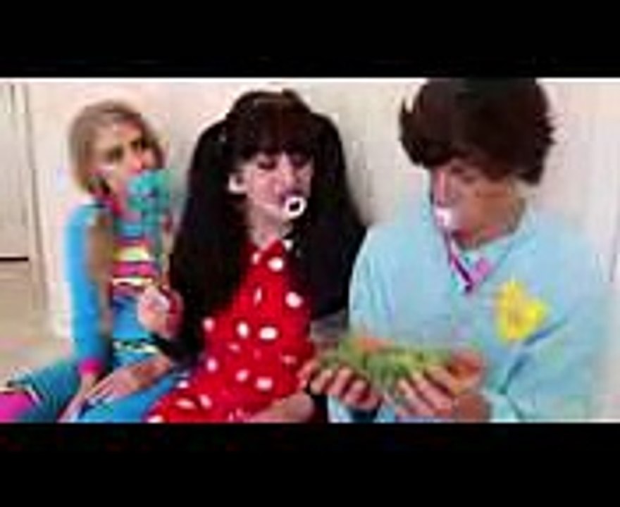 Bad Baby Real Food Fight Victoria vs Annabelle & Freak Daddy Toy Freaks ...