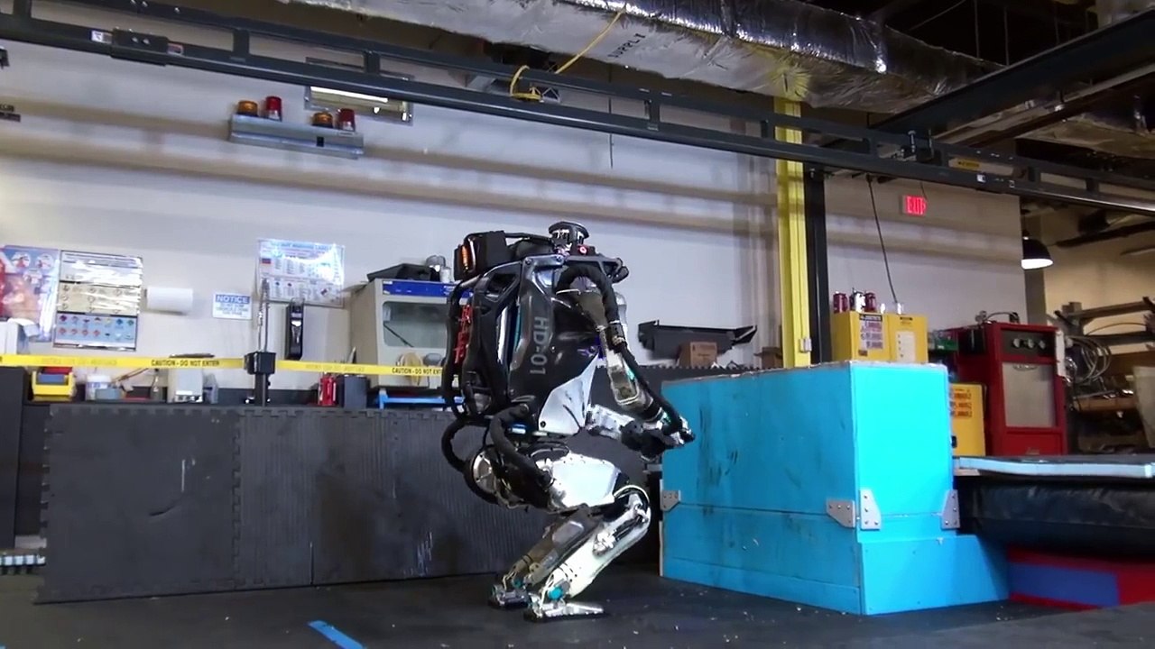 Le robot Atlas fait un salto arrière (Boston Dynamics) - Vidéo Dailymotion