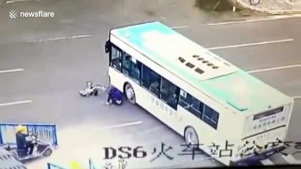 Cyclist luckily escapes being run over by bus after running yellow ...