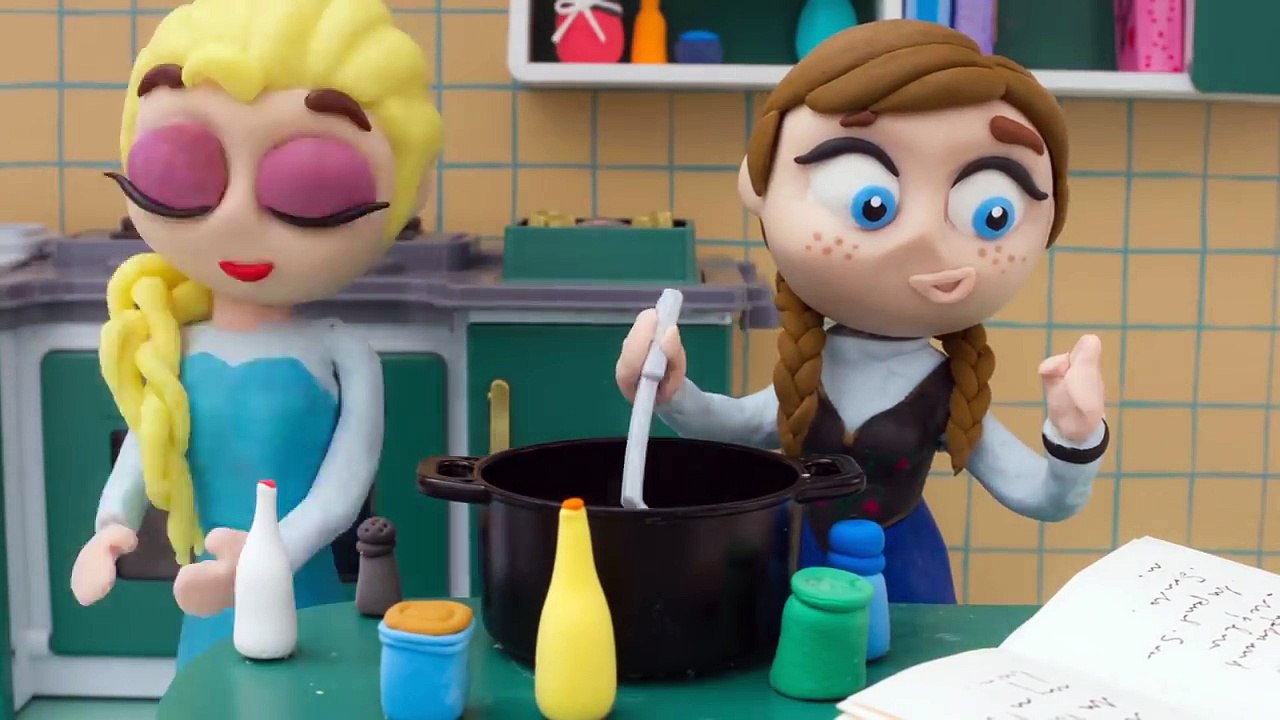 Frozen Elsa makes Spaghetti and Elsa baby gets dirty Frozen Play Doh ...