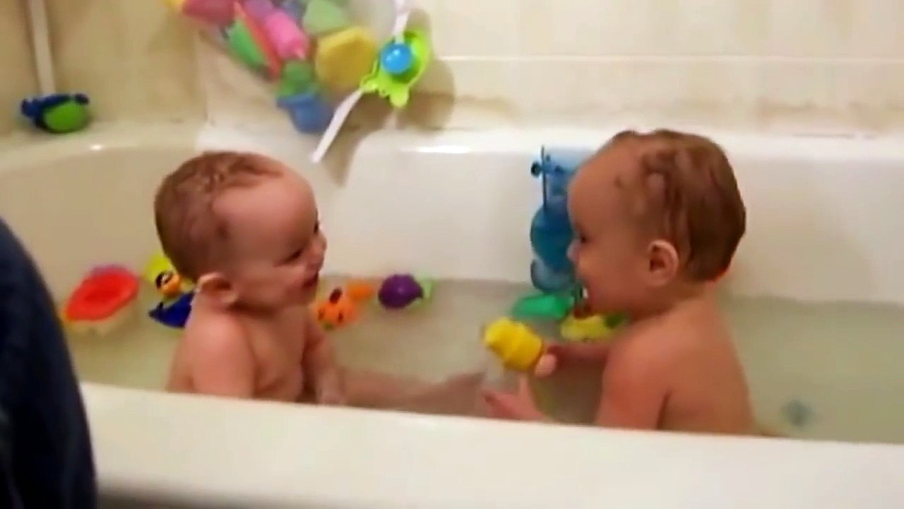 Twin Baby Bathtime - Babies discover the Bath for the first time ...