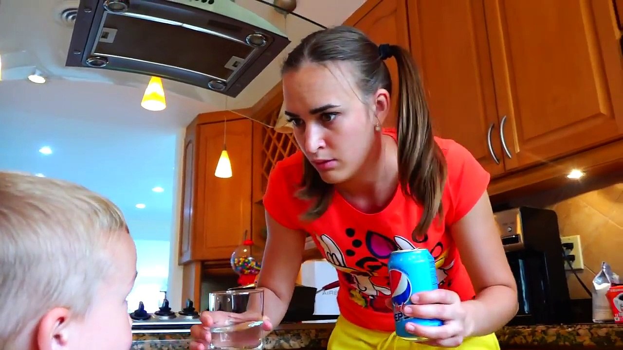 Bad Baby РАЗДАВИЛИ ПЕПСИ! FREAKY MOMMY CRUSHES PEPSI - video Dailymotion