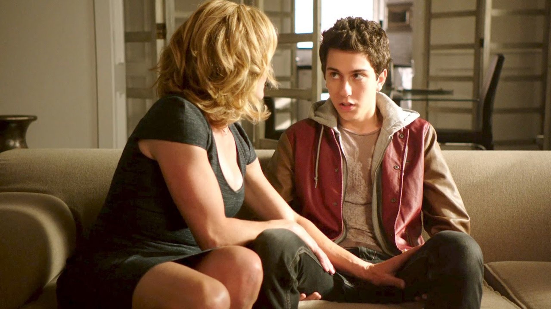 Elisabeth Shue Man Hollow Gif Book Based Thriller 'Leave The World