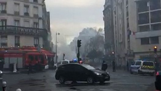 Un bus de la RATP prend feu en plein Paris - Vidéo Dailymotion