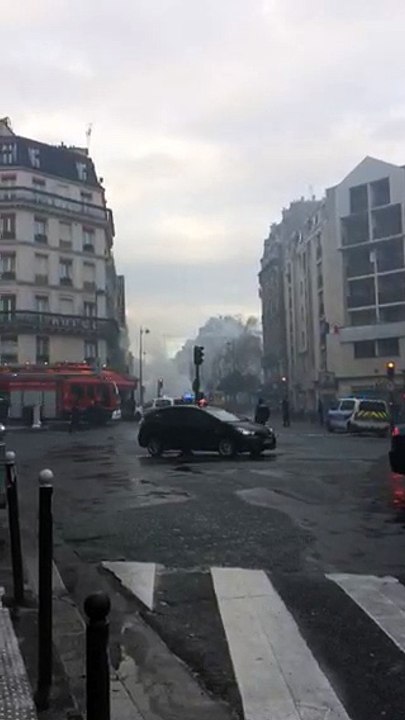 Un bus de la RATP prend feu en plein Paris - Vidéo Dailymotion