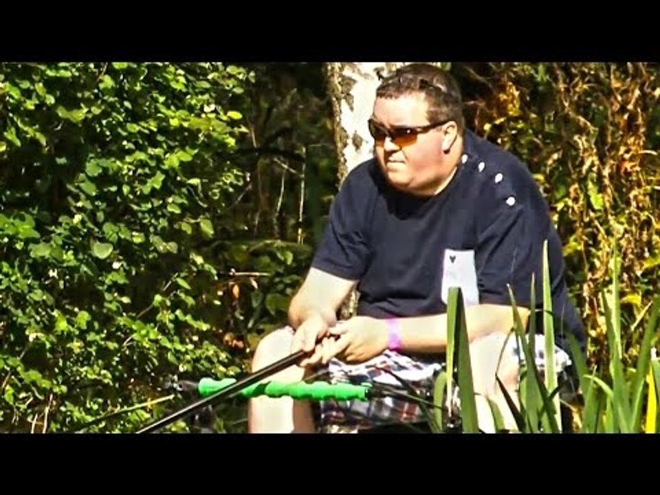 Stephen Bunting at the 2014 PDC fishing championship discussing the ...
