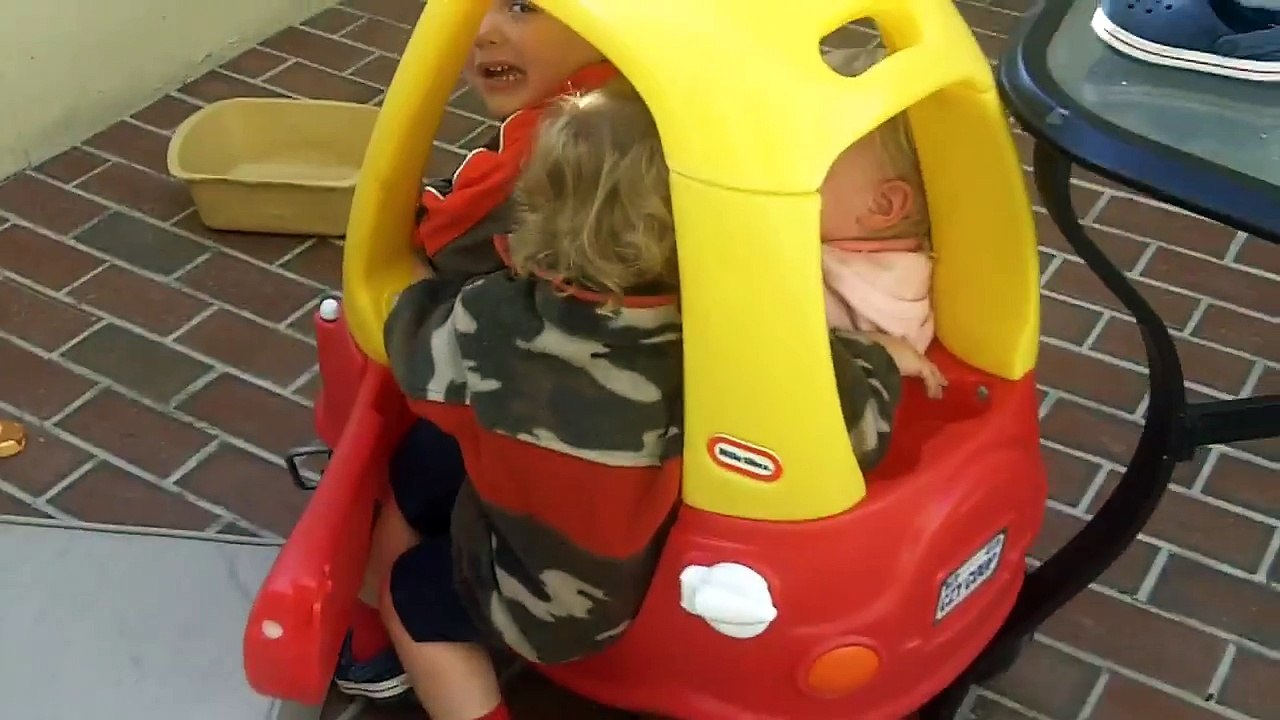 Crying Kids Stuck in Toy Car - video Dailymotion
