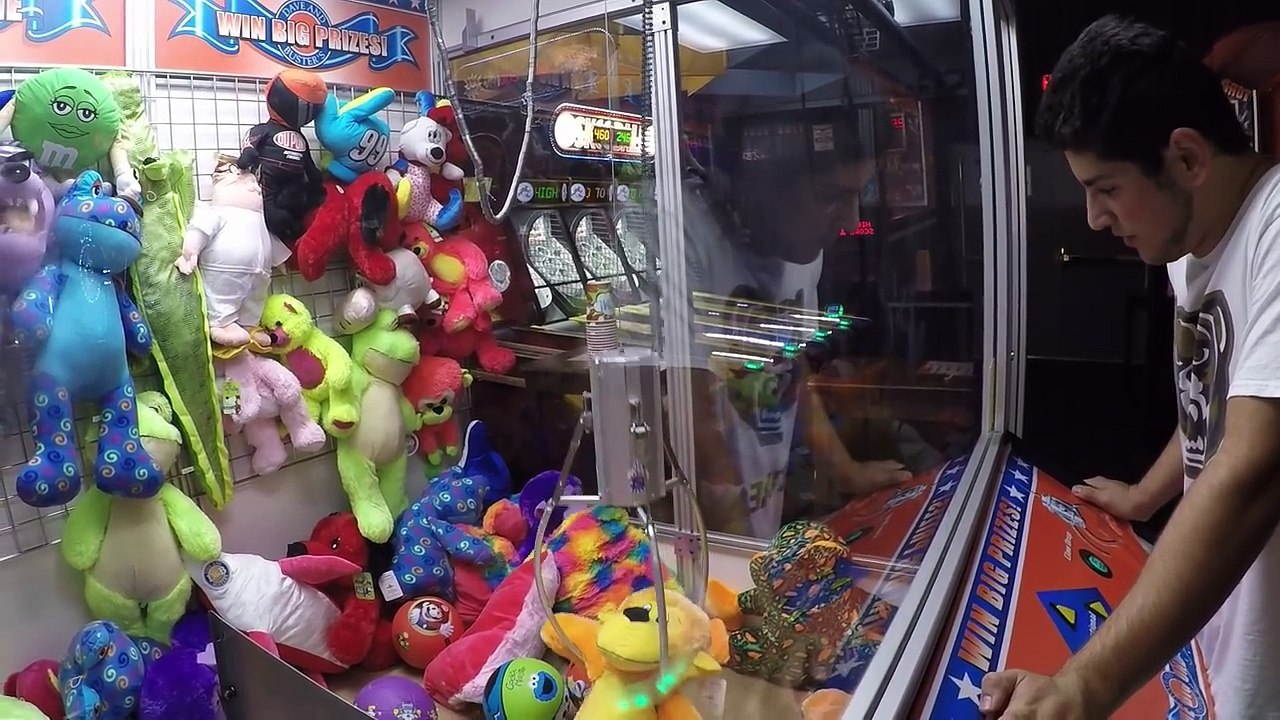 How To Win THE BIG ONE Claw Machine! | Arcade Hacks | - video Dailymotion