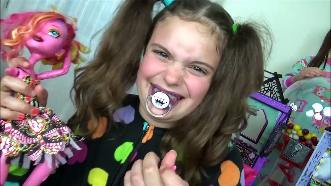 Bad Baby Sitter Minnie Feeding Victoria Annabelle Food Fail Toy Freaks ...