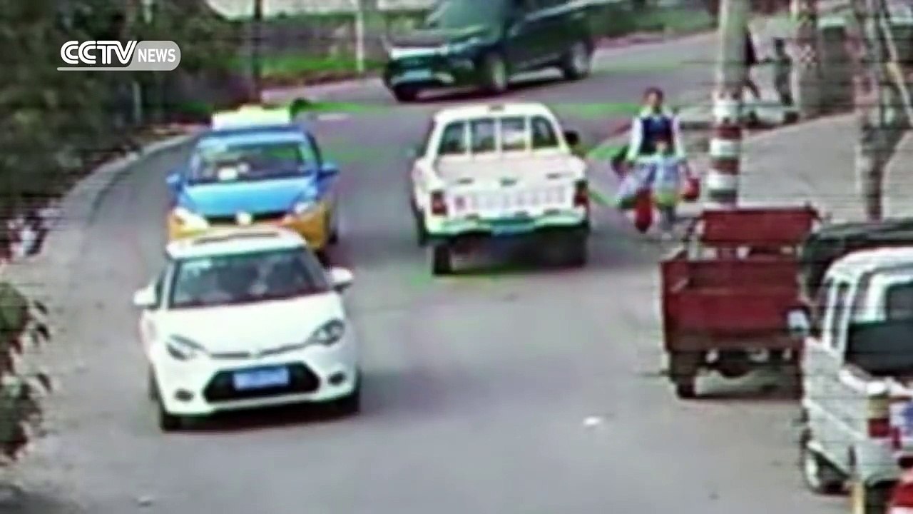 Girl miraculously survives after being run over by SUV - video Dailymotion