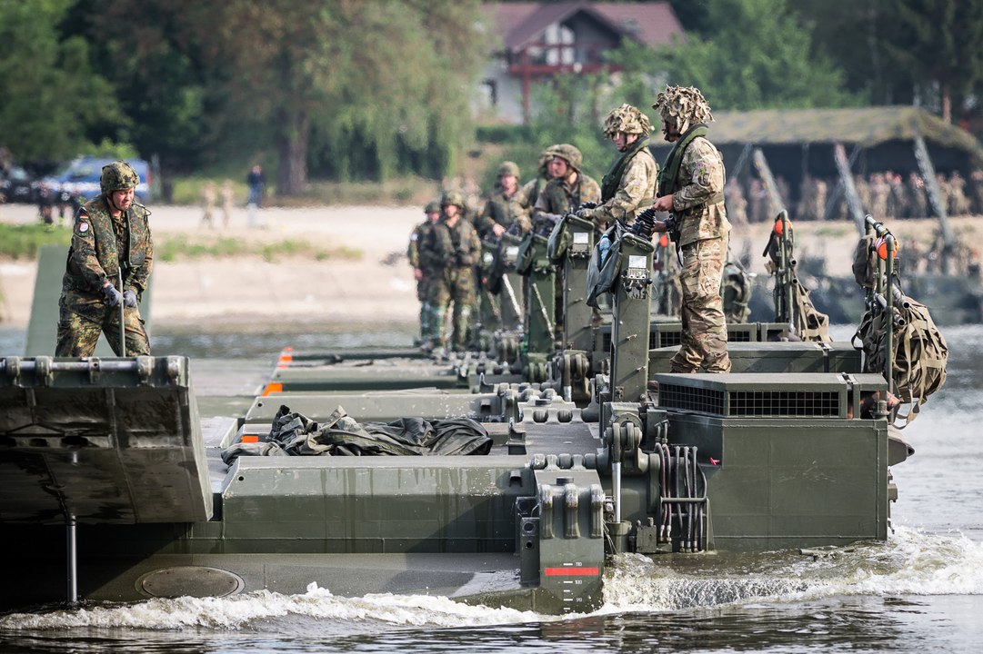 Army Engineers Build Floating Bridge - video Dailymotion