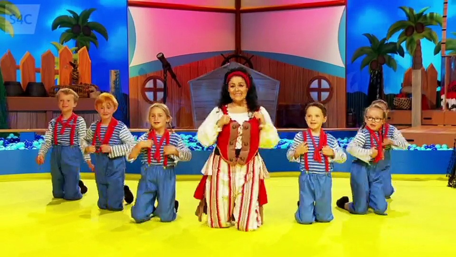 Cailín Anime álainn Le Gruaig Donn éadrom