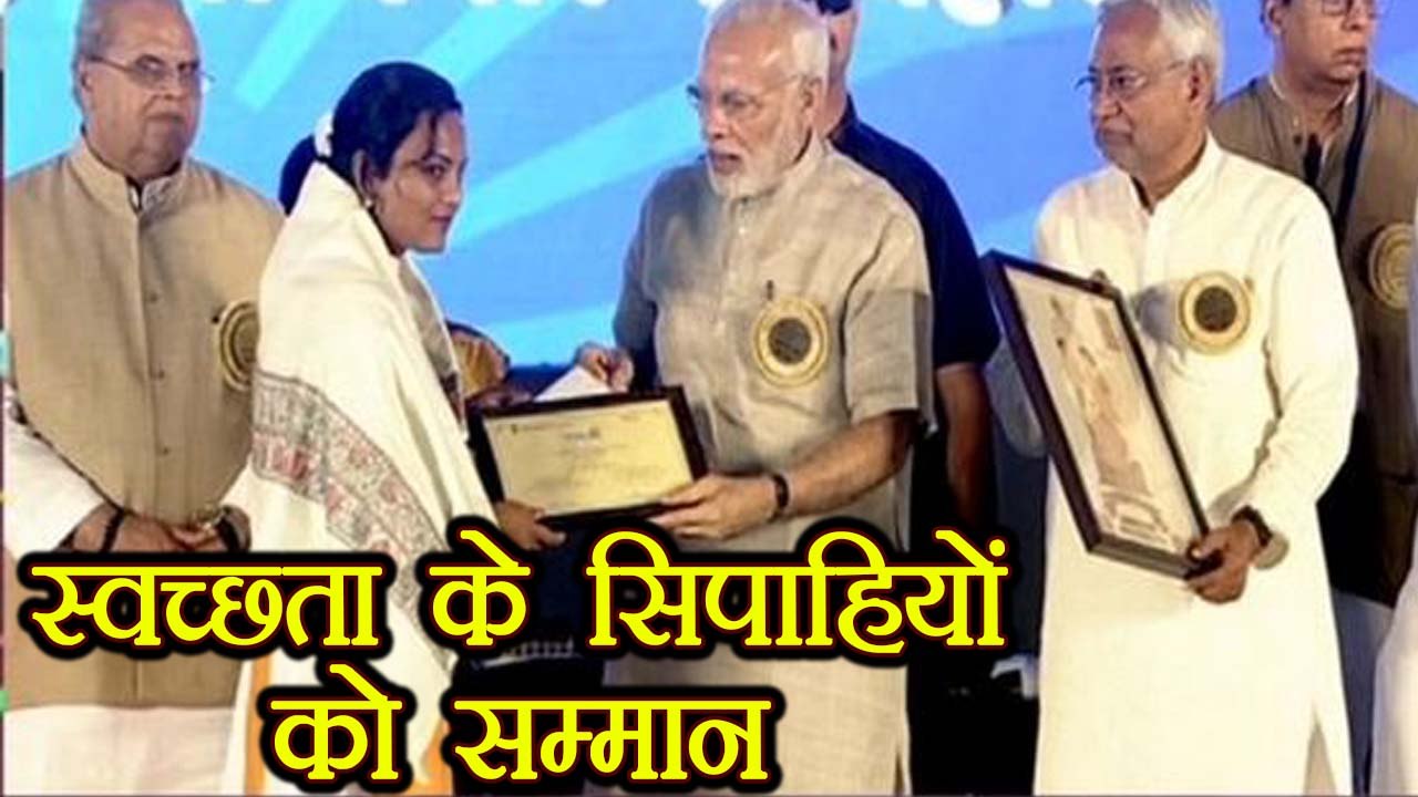 PM Modi ने Swachhagrahis को किया सम्मानित, Champaran में किया Gandhi को ...