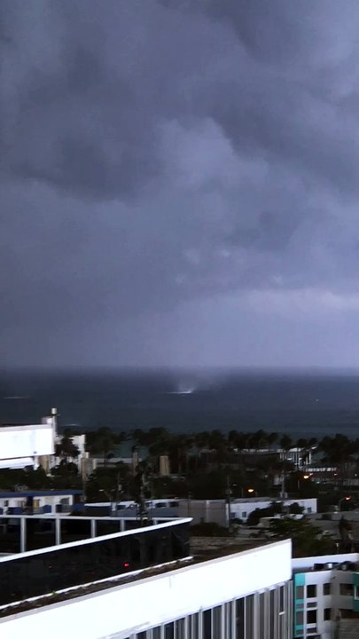 Waterspout Spotted on Miami Beach - video Dailymotion