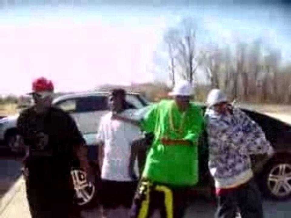 Jibbs, soulja boy, arab, and cholo doin da soulja boy dance - Vidéo ...