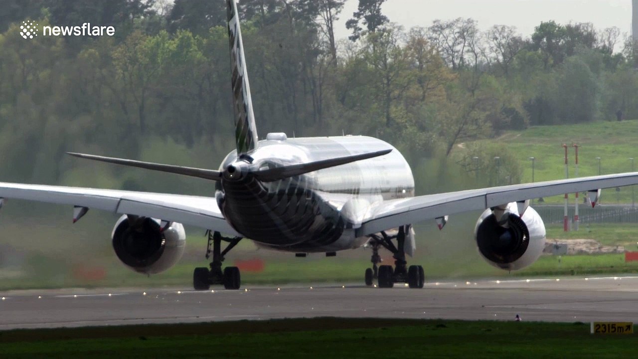 Airbus A350 stuns as it performs near-vertical takeoff at German ...