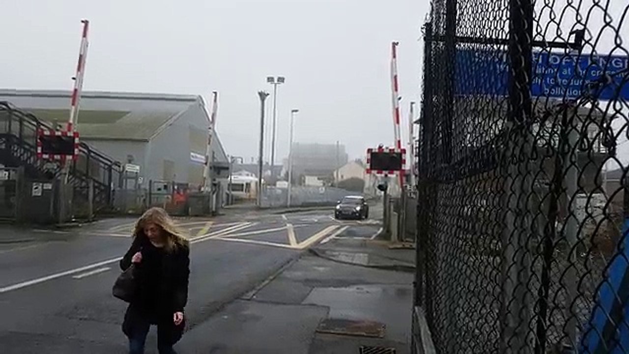 *UHD 4K* Gillingham Level Crossing, Medway (30/12/2016) - Dailymotion Video