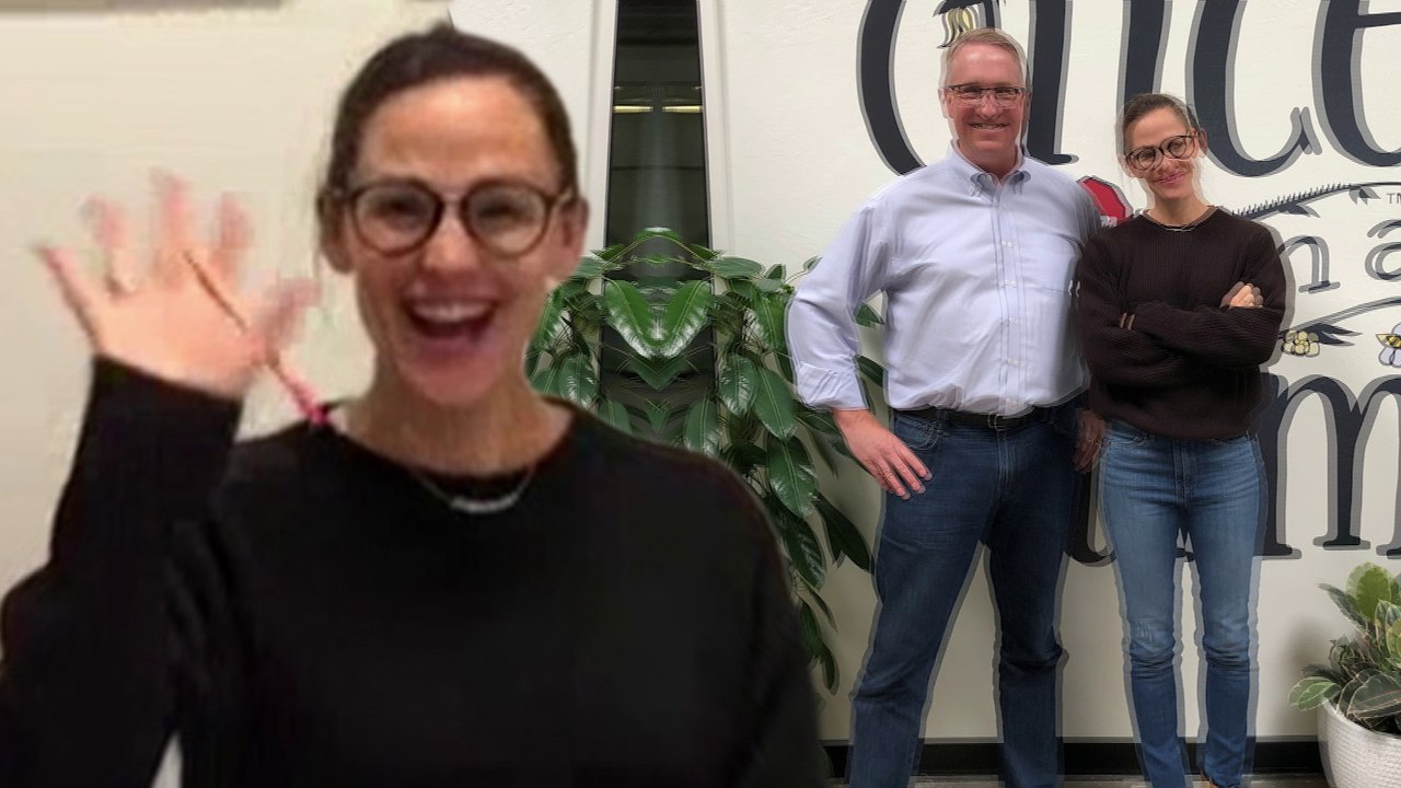 Jennifer Garner is a brainy beauty in glasses as she lets fans inside ...