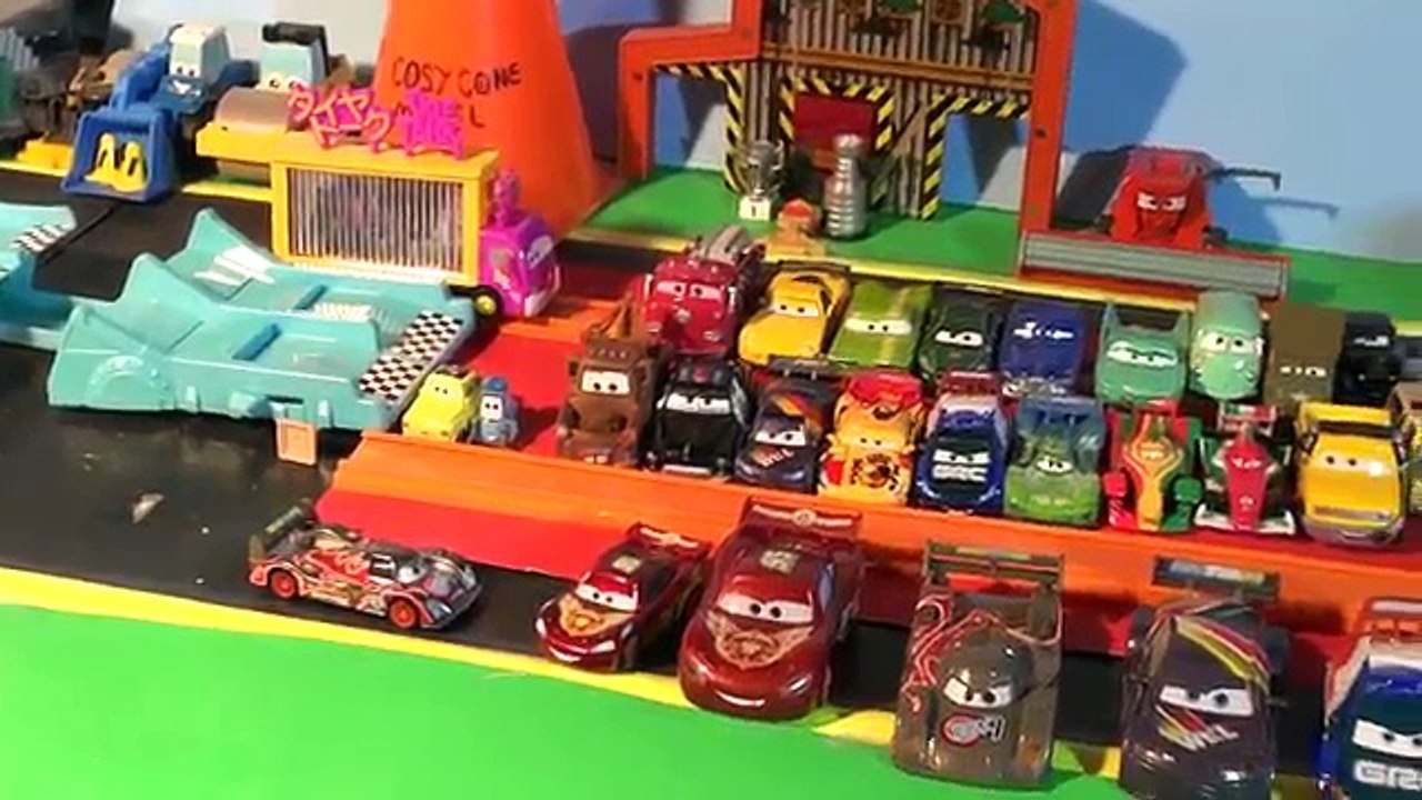 Disney Pixar Cars Lightning McQueen NEON Races with WGP Cars and Mater ...