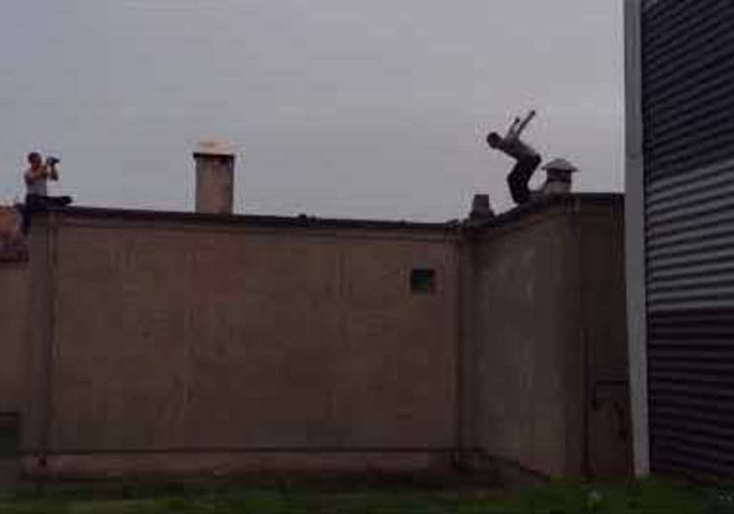 Daredevil Performs Impressive Double Backflip - video Dailymotion