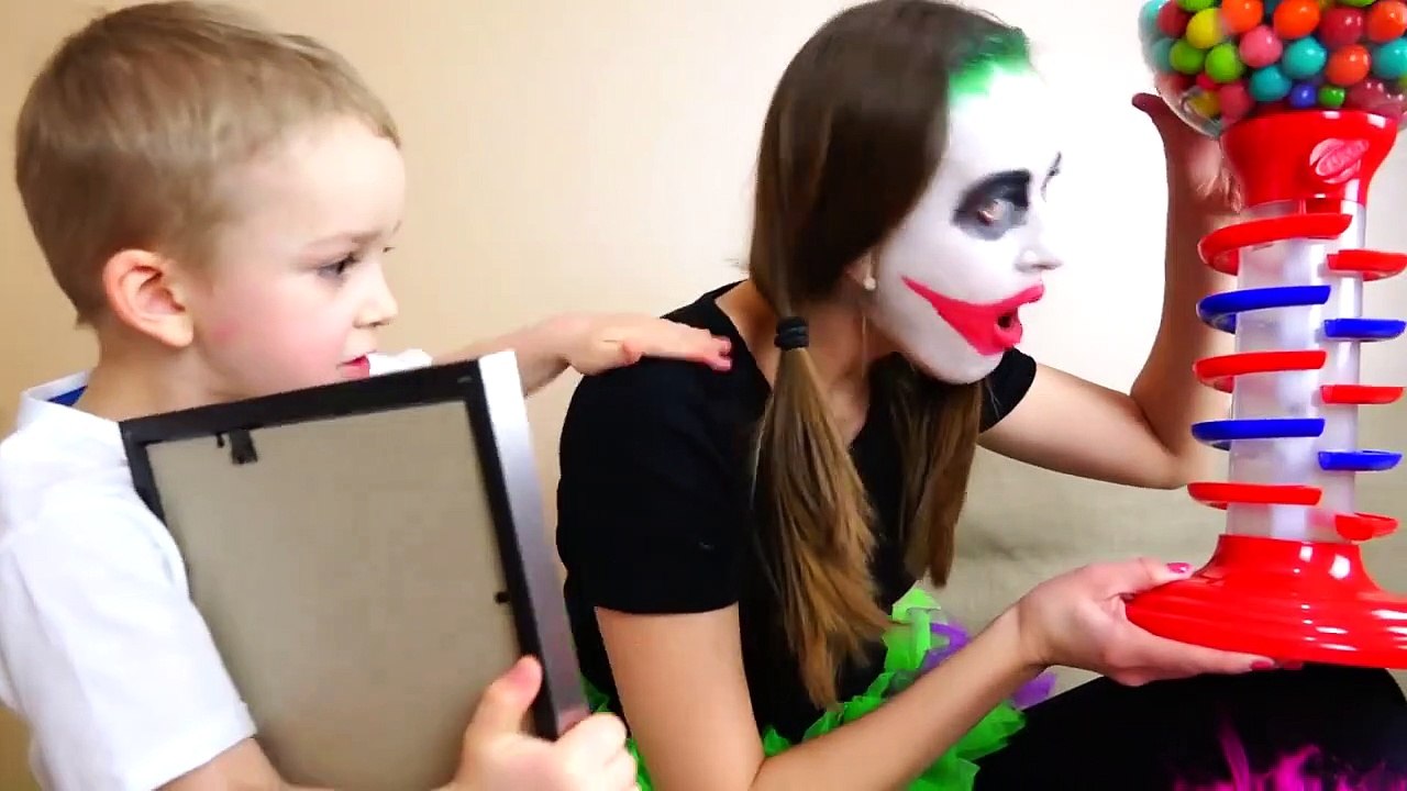 Bad Baby Малыш Забил Гвозди в Пальцы Джокера ⁄ JOKER vs NAILS THROUGH ...