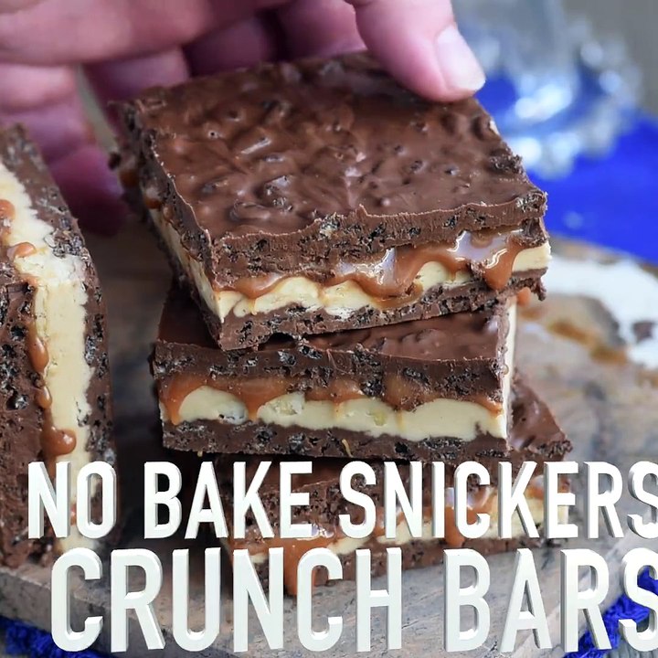 These NO BAKE SNICKERS CRUNCH BARS are sure to become a new favorite ...