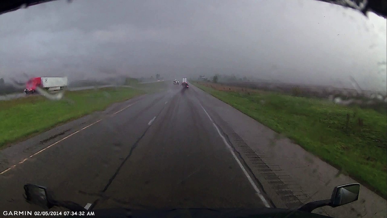 Semi-Truck Blown Over By Wind - video Dailymotion