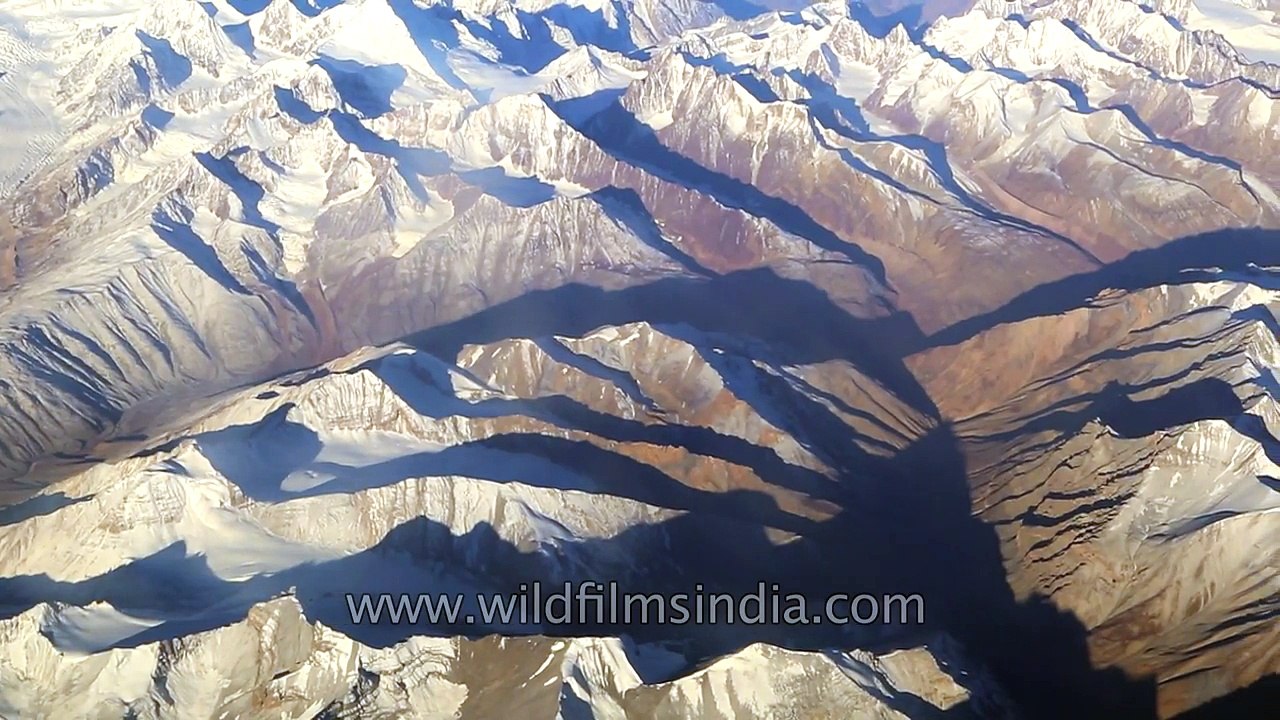Ladakh range peaks seen aerially in morning light - video Dailymotion