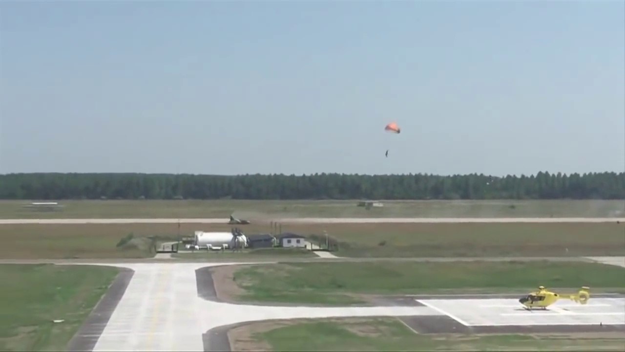 Video of pilot ejecting from Hungarian Gripen jet after belly landing ...