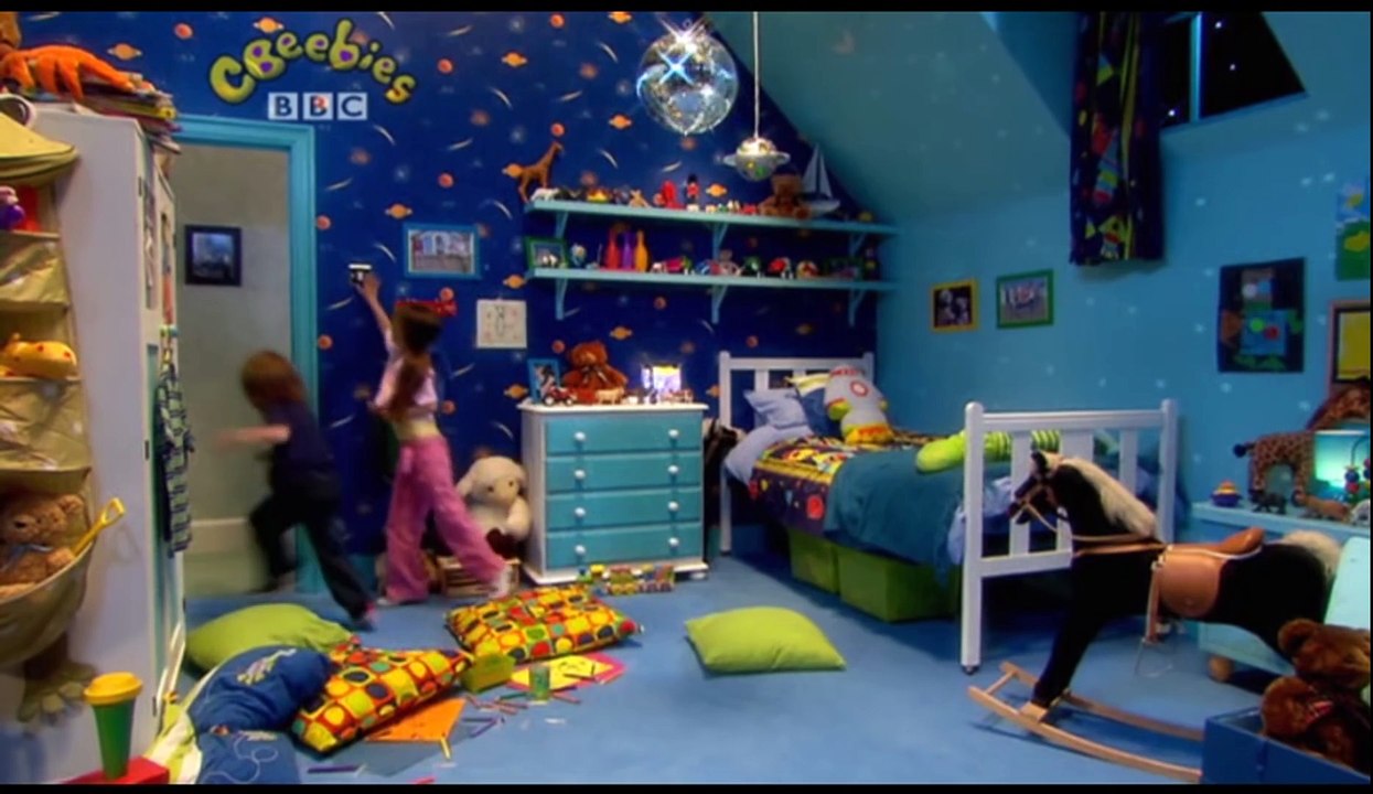 Gigglebiz Major Boogie has a dance with his friend the robot - video ...