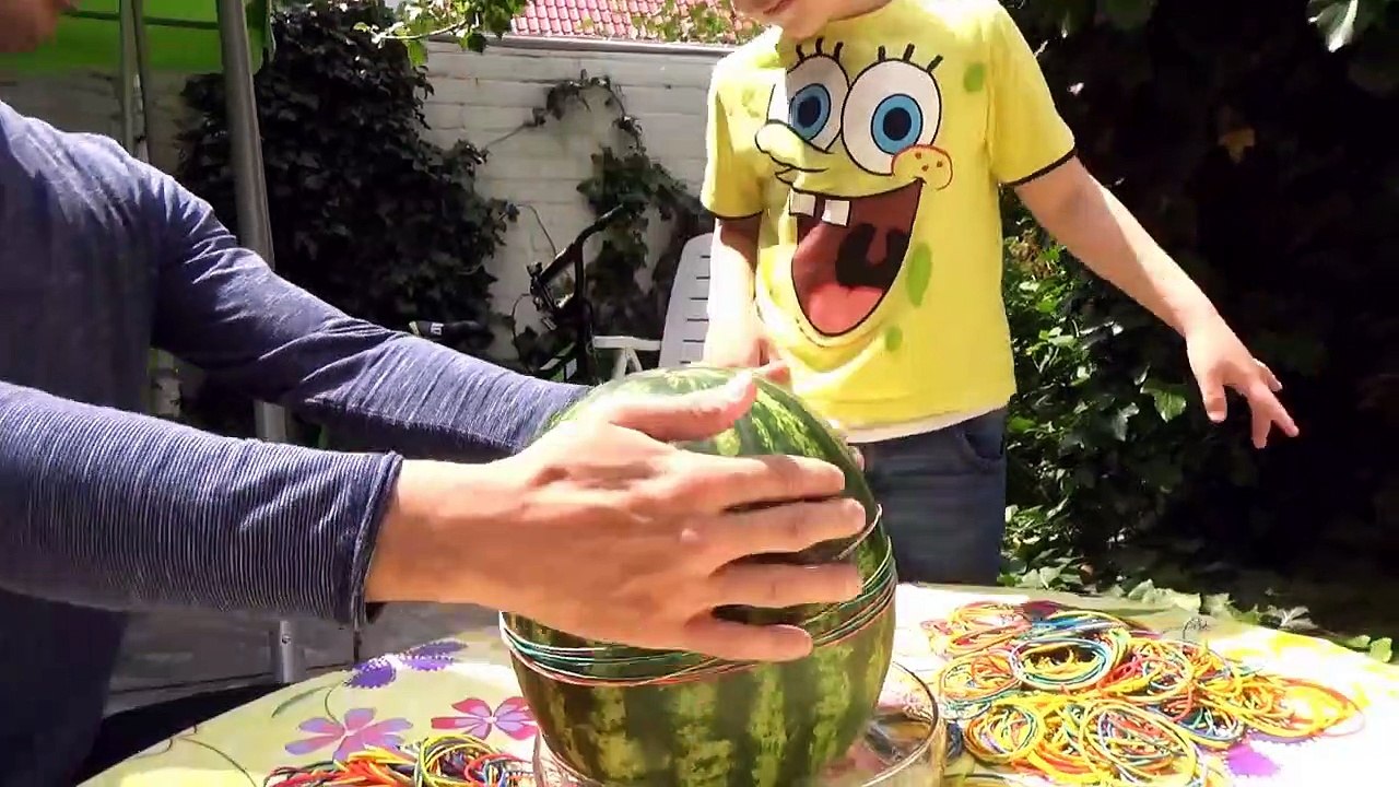 АРБУЗ Челлендж взрываем большой арбуз резинками Exploding Watermelon ...