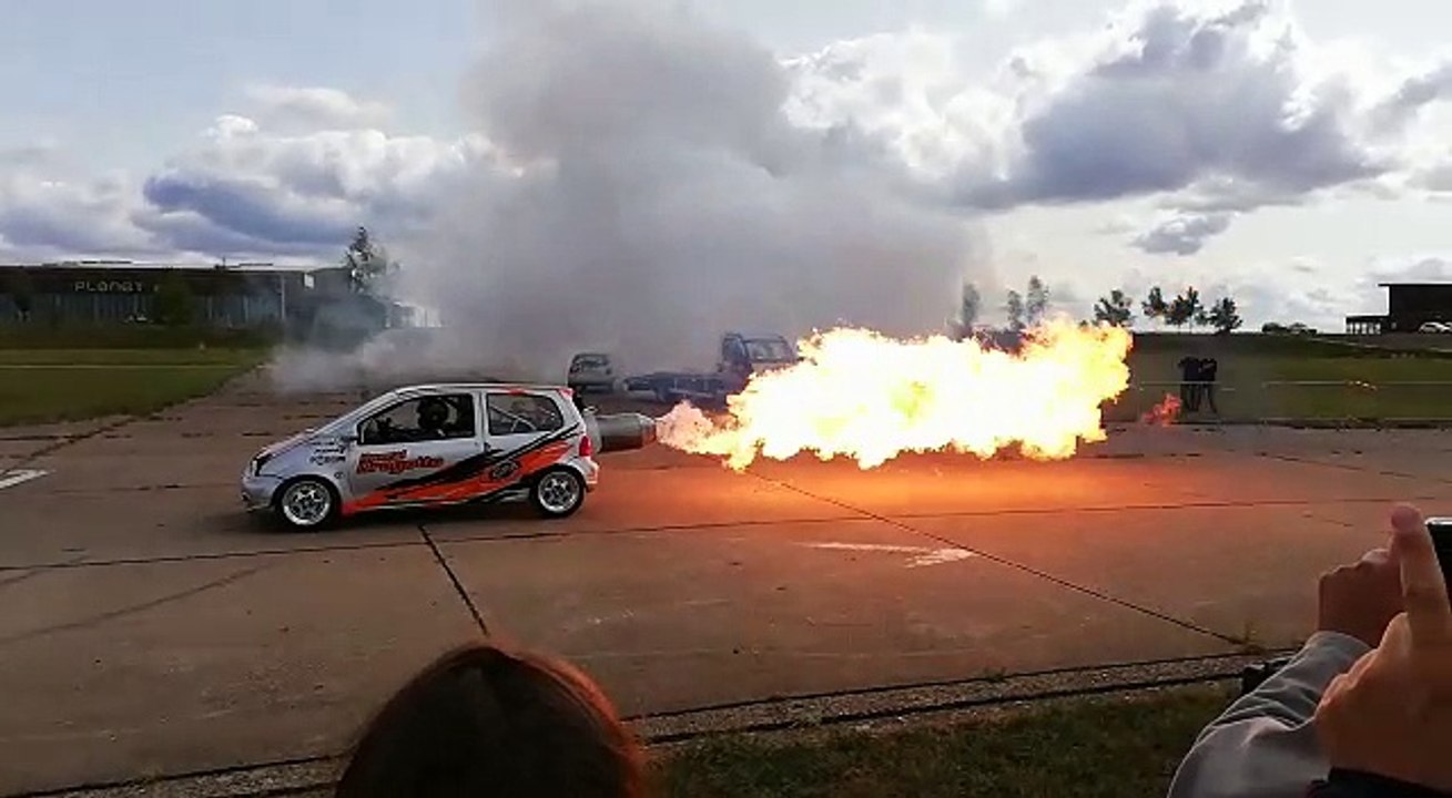 La Twingo Jet, une twingo avec un réacteur d'avion, a enflammé les 25 de la Twingo - Vidéo ...