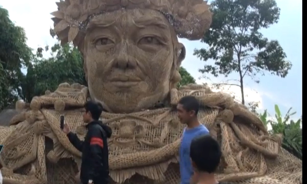 Patung Baris Anyaman Bambu Viral di Masyarakat - Video Dailymotion