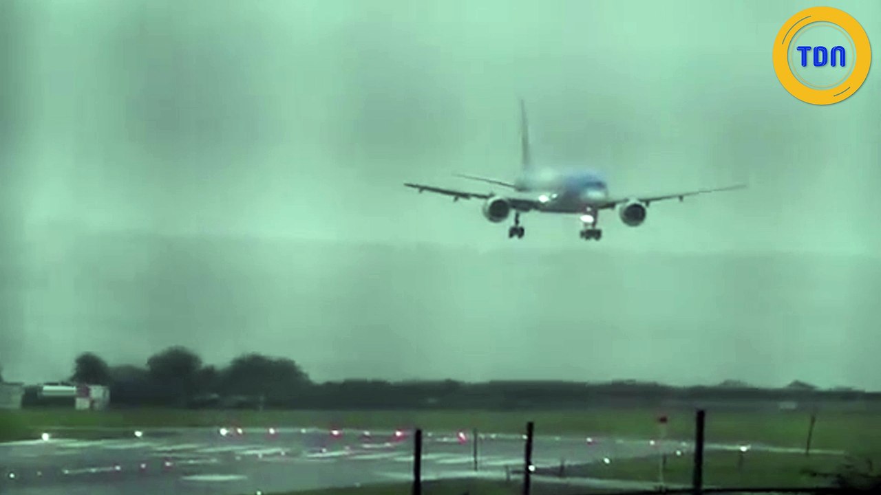 Un avion atterrit de travers à cause d'un vent très fort ! - Vidéo ...