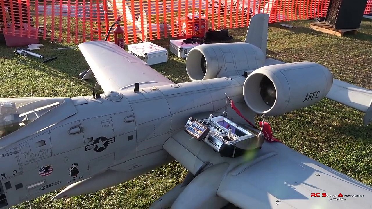 GIANT A-10 WARTHOG WITH BRRRRT & FLARE - video Dailymotion