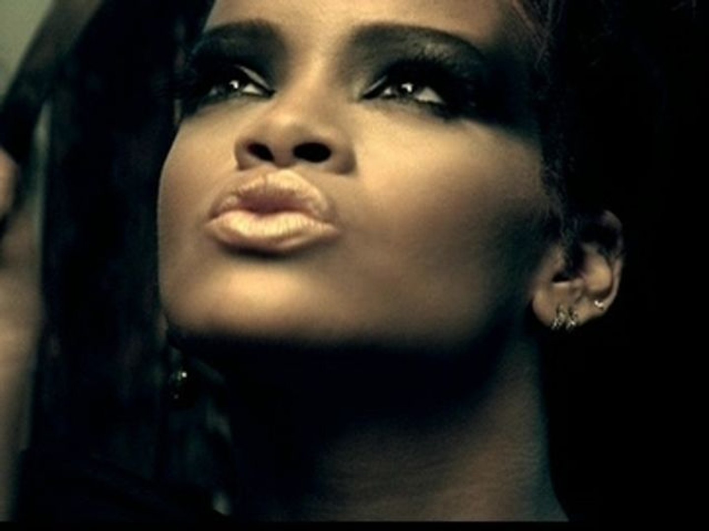 Rihanna Disturbia Video