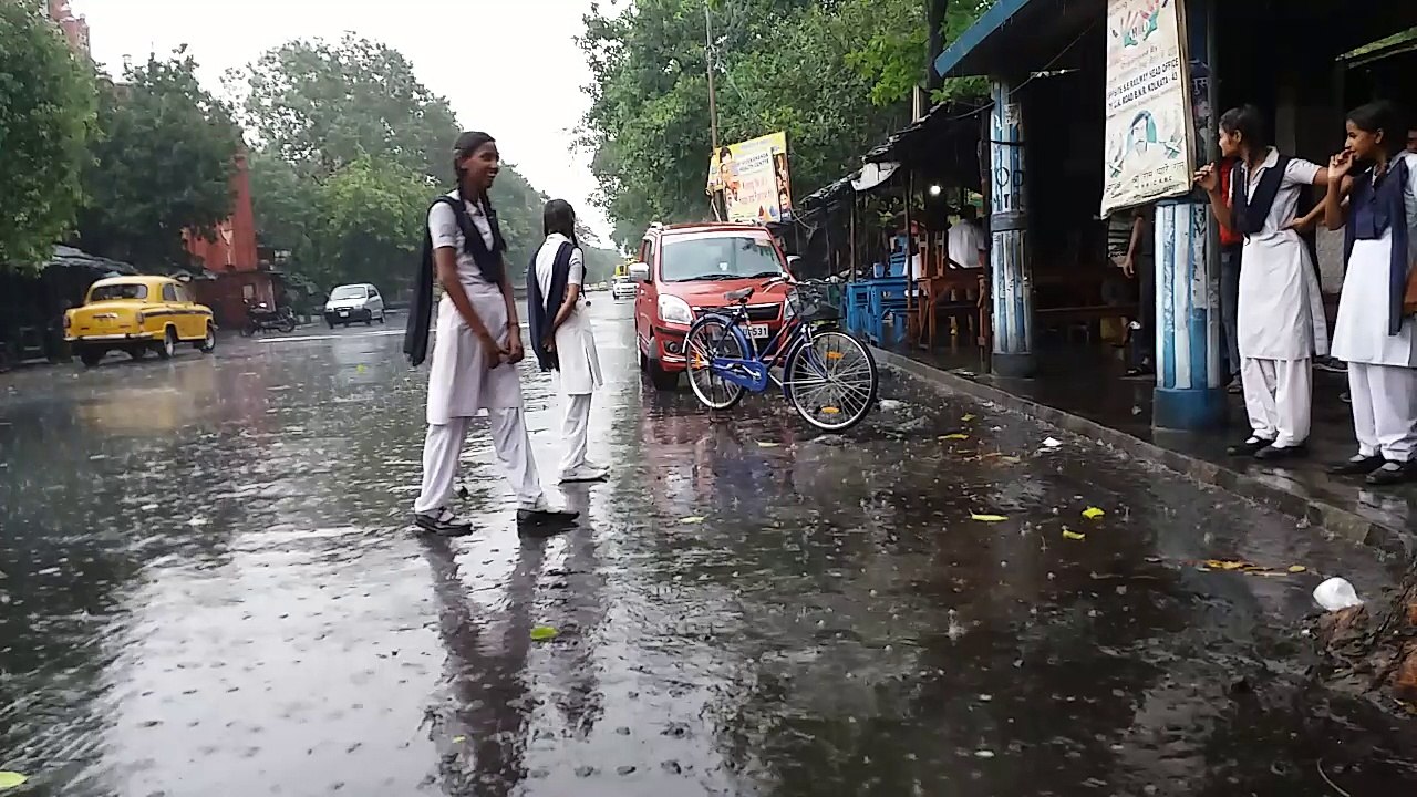 Raining in school leaving time - video Dailymotion